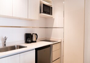 Suite Deluxe, Vista para a cidade | Cozinha privada | Um frigorífico, um micro-ondas, uma placa de cozinha