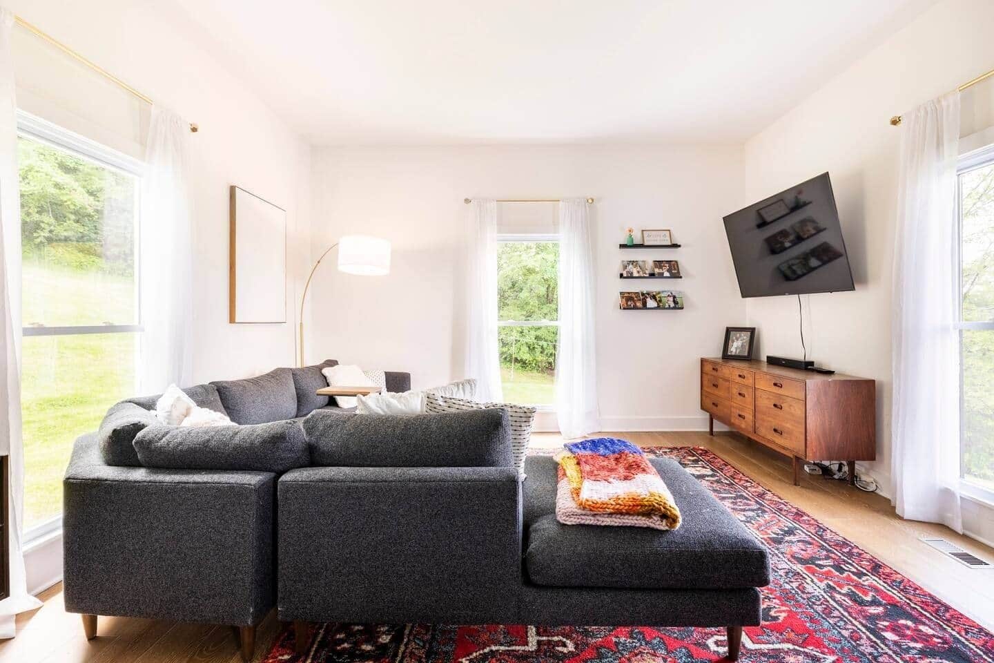 Hilltop Colonial With Views, Hot Tub & Pool - Hendersonville, TN