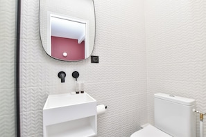 Apartamento | Casa de banho | Um secador de cabelo, toalhas fornecidas, champô