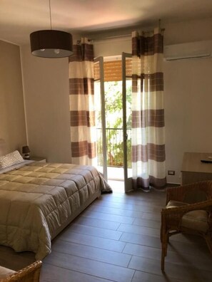 Apartamento, vista para a praia | Secretária, cortinas/cortinados opacos, quartos insonorizados
