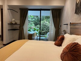 Quarto casal luxo, vista para o jardim | Escrivaninha, espaço de trabalho para notebook, cortinas blackout