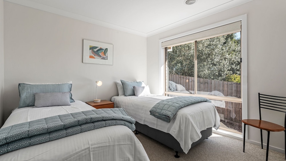 Coastal retreat with 3 bedrooms, studio, pool room and panoramic views ...