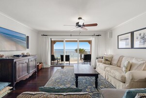 Apartamento em Condomínio Fechado, várias camas (Sandpiper 508) | Sala de estar