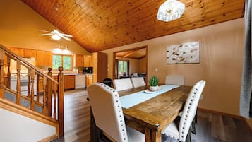 Casa Deluxe, 4 quartos | Sala de jantar