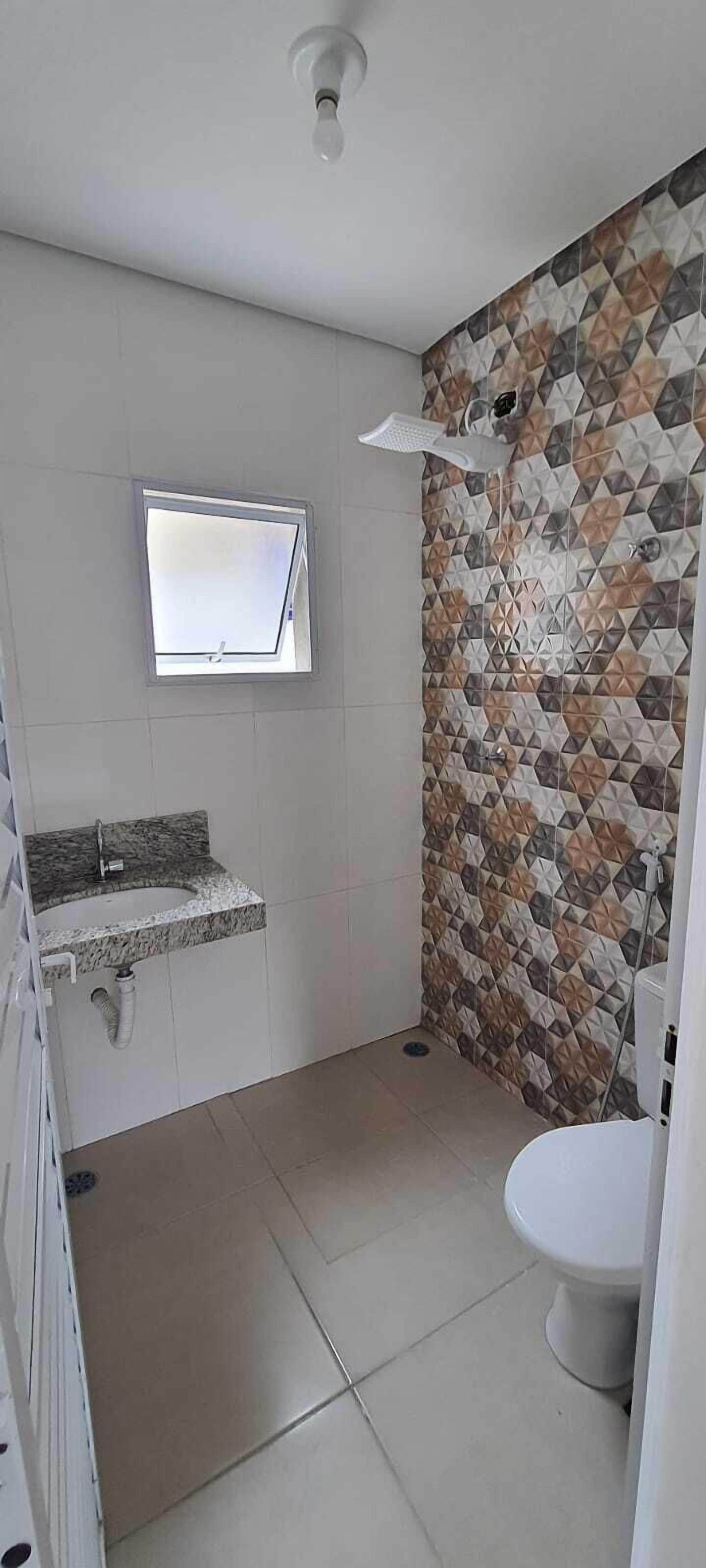 Suite Comfort, varanda | Casa de banho | Um polibã, sabão, papel higiénico 