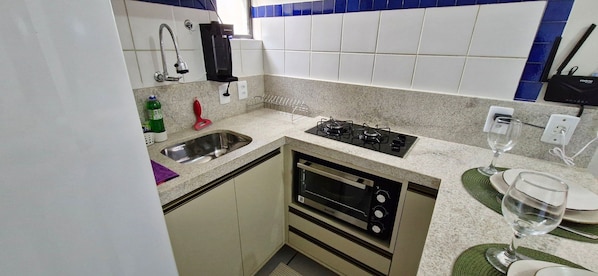 Apartamento Básico | Cozinha privada | Um frigorífico, um micro-ondas, utensílios de cozinha