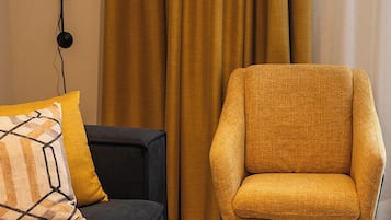 Apartamento superior, 1 cama Queen e sofá-cama, banheiro privativo, vista para a cidade | Área de estar