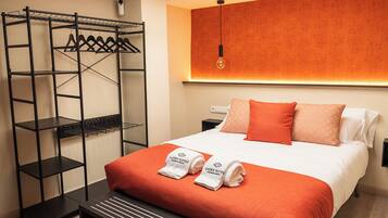 Estúdio, 1 cama Queen e sofá-cama, banheiro privativo, vista para a cidade | Escrivaninha, espaço de trabalho para notebook, cortinas blackout