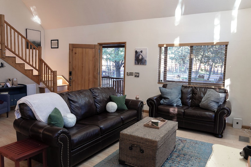 Cozy Pine Cabin: Loft, Large Deck, Forest Views, Close To Trails And Shops - 斯特羅貝裡