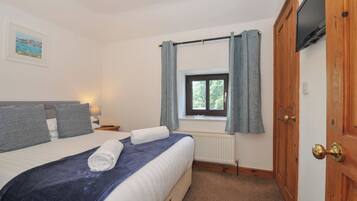 2 quartos, individualmente decorados, individualmente mobiliados