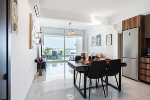 Apartamento, 2 quartos, cozinha, Vista para a cidade | Refeições no quarto