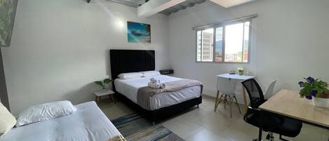 Apartamento Comfort, ar condicionado, Vista para a cidade | Cofre no quarto, secretária