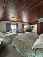 Quarto quádruplo superior | Cofres nos quartos, espaço de trabalho para notebook, Wi-Fi de cortesia