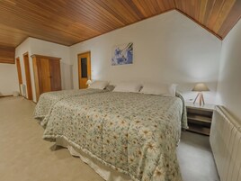 Quarto quádruplo superior | Cofres nos quartos, espaço de trabalho para notebook, Wi-Fi de cortesia