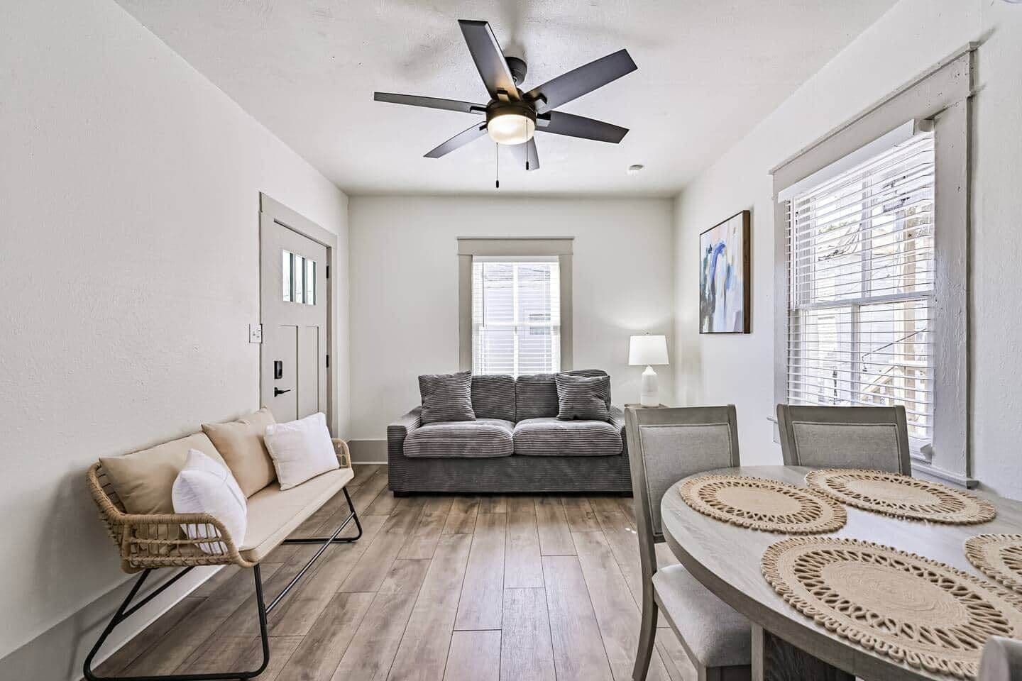 Seaside Cottage-walk 2 Beach! Close 2 Attractions! - Houston, TX