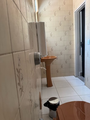 Quarto Duplo Tradicional, serviço de limpeza e arrumação | Casa de banho | Um polibã, toalhas fornecidas, sabão, papel higiénico