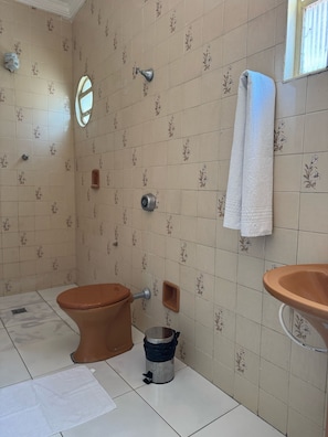 Quarto Duplo Tradicional, serviço de limpeza e arrumação | Casa de banho | Um polibã, toalhas fornecidas, sabão, papel higiénico