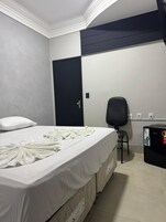 Quarto tradicional, 1 cama Queen | Wi-Fi de cortesia, roupa de cama