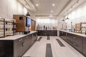Café da manhã com buffet grátis todos os dias