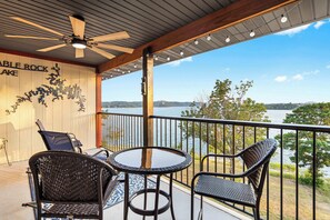 Apartamento em Condomínio Fechado, várias camas, varanda (Sunsational Views at Anchors Point) | Terraço/pátio interior