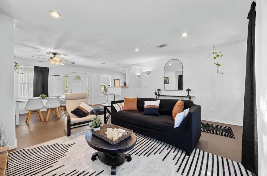 Lake Travis Stylish Retreat For Groups - Lakeway, TX