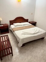 Quarto Clássico com Cama de Casal | Secretária adequada para computadores portáteis, quartos insonorizados