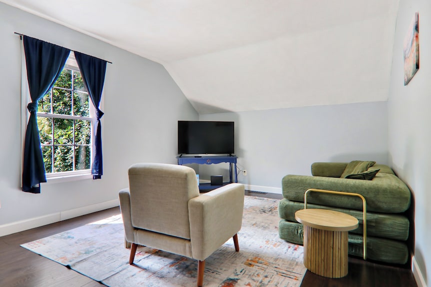 Safe, Pet Friendly, Fully Furnished Detached Garage Guesthouse - Lincoln, IL