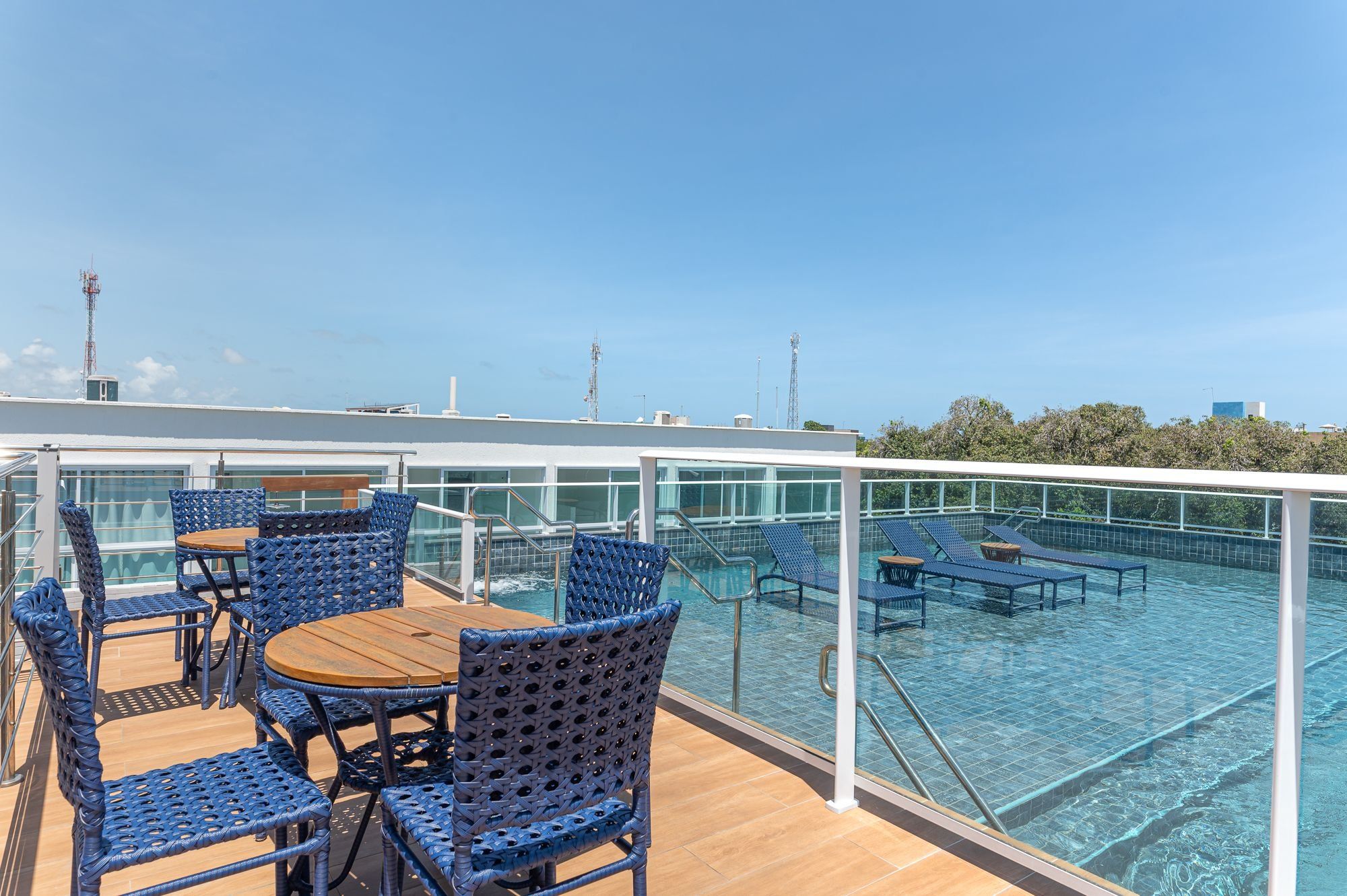 Convés de cruzeiro com área de piscina, espreguiçadeiras e uma mesa.