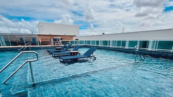 Piscina externa, funciona das 8h às 22h, espreguiçadeiras