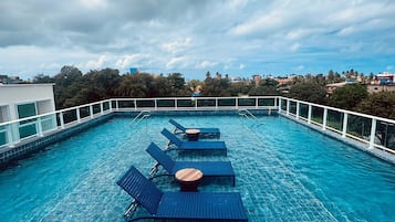 Piscina externa, funciona das 8h às 22h, espreguiçadeiras