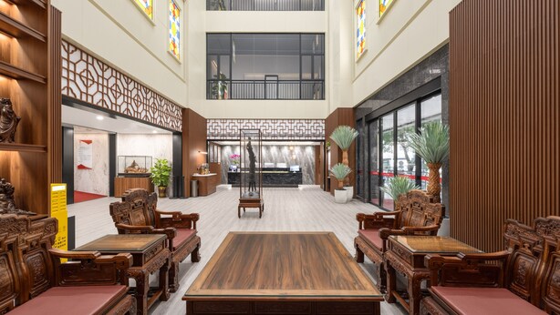 Um hall com balcão de recepção, área de estar e elementos decorativos.