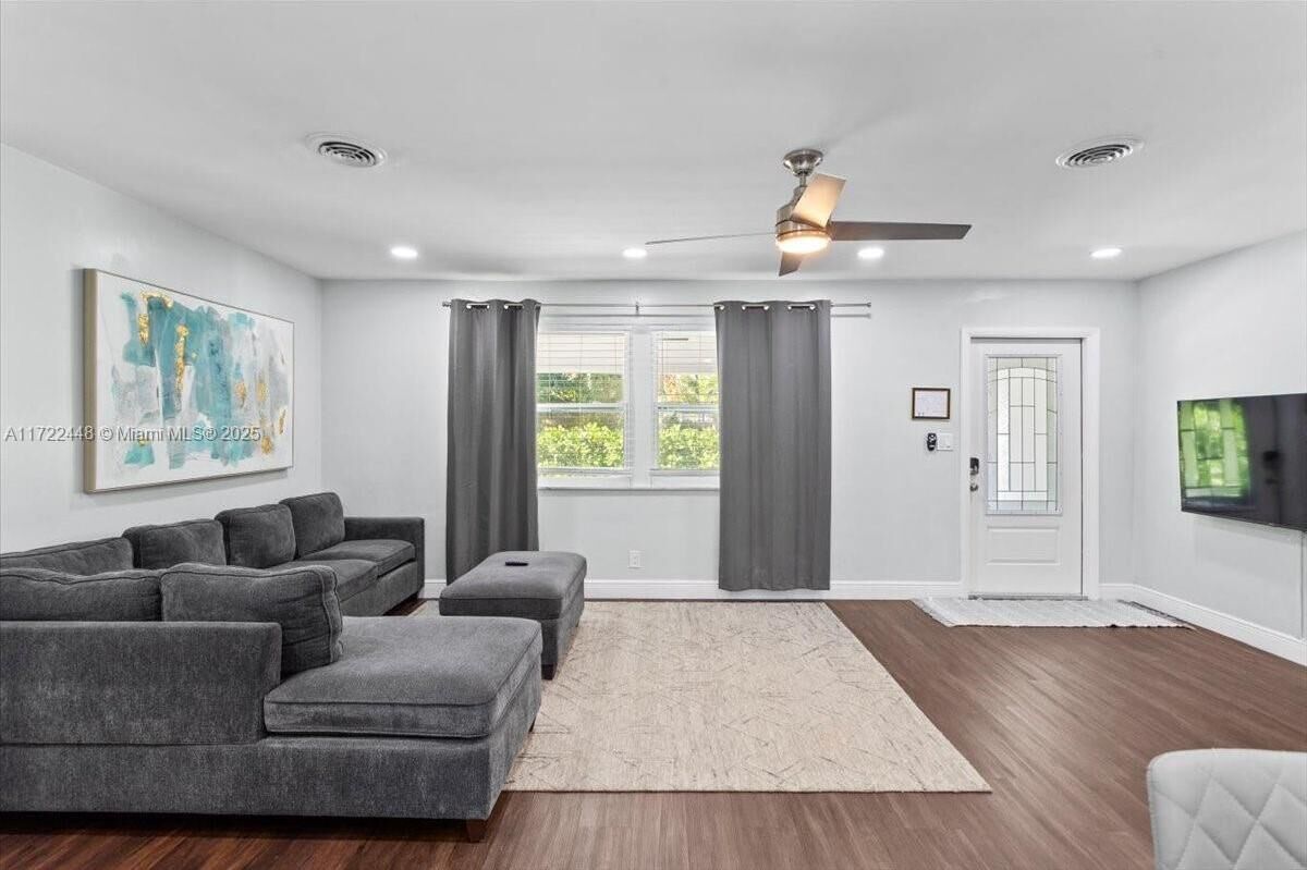 3 Bedroom Home!! Poolside Escape Near Pompano Beach! - Deerfield Beach