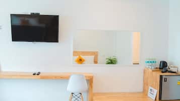 Secretária, roupa de cama fornecida