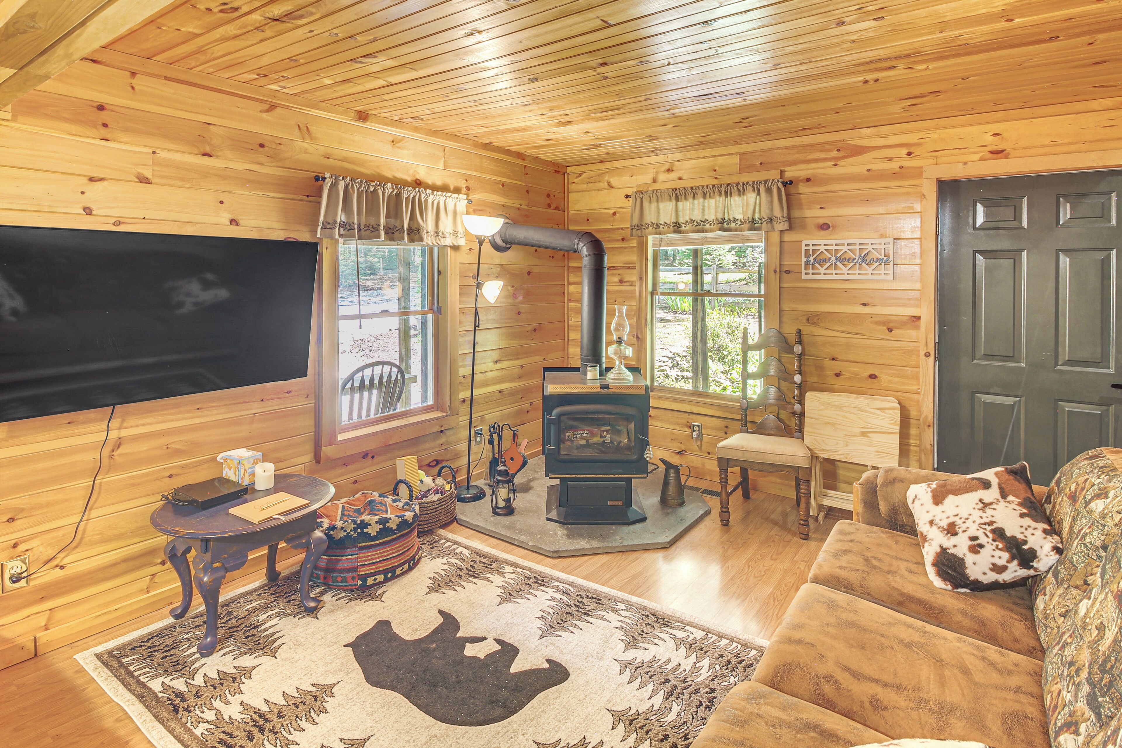 Sunroom, Grill & Wraparound Porch: Jamestown Home - Jamestown, TN