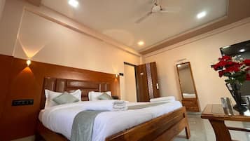 Quarto luxo | Camas extras/dobráveis (sobretaxa), Wi-Fi de cortesia, roupa de cama