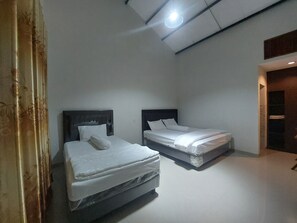 Quarto Triplo Familiar, pátio, vista para o jardim | Quartos insonorizados, Wi-fi grátis 