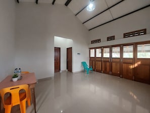 Suite Júnior, pátio, vista para o jardim | Sala de estar