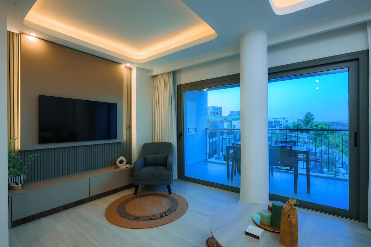 Apartamento em Condomínio Fechado, varanda, vista para o jardim | Cofre no quarto, secretária adequada para computadores portáteis