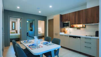 Apartamento luxo, 2 quartos, sacada, vista para o mar | Cozinha privada | Máquina de café expresso, cafeteira/chaleira, chaleira elétrica