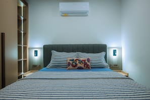 Apartamento em Condomínio Fechado, varanda, vista para o jardim | Cofre no quarto, secretária adequada para computadores portáteis