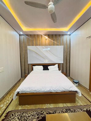 Quarto luxo | Escrivaninha, camas extras/dobráveis (sobretaxa), Wi-Fi de cortesia