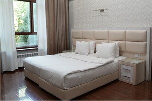 Quarto Duplo ou Twin Standard, vista para o jardim | Secretária, secretária adequada para computadores portáteis 