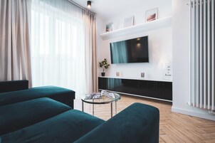 Apartamento, varanda, vista para o pátio | Sala de estar | Smart TV de 40 polegadas com canais por cabo 