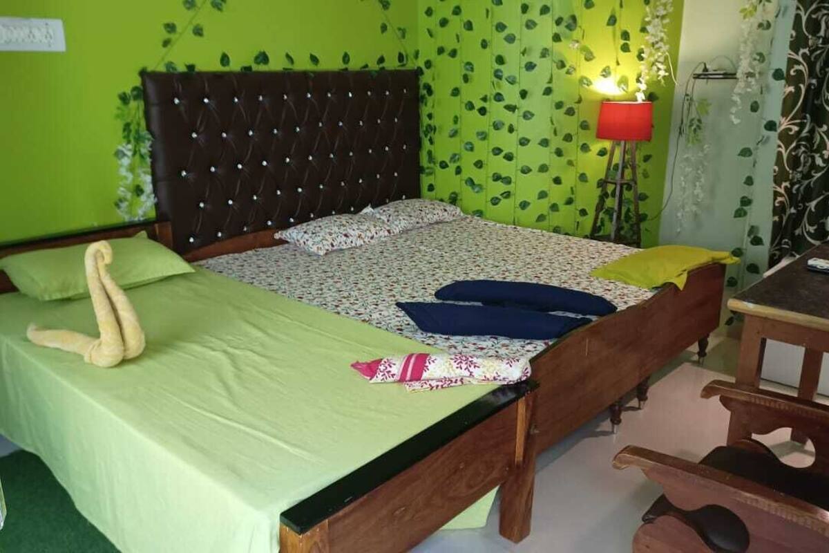 Quarto com cama, escrivaninha e abajur.