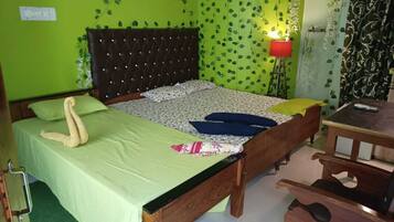 Quarto com cama, escrivaninha e abajur.