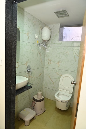Chuveiro, toalhas de banho, sabonete, shampoo