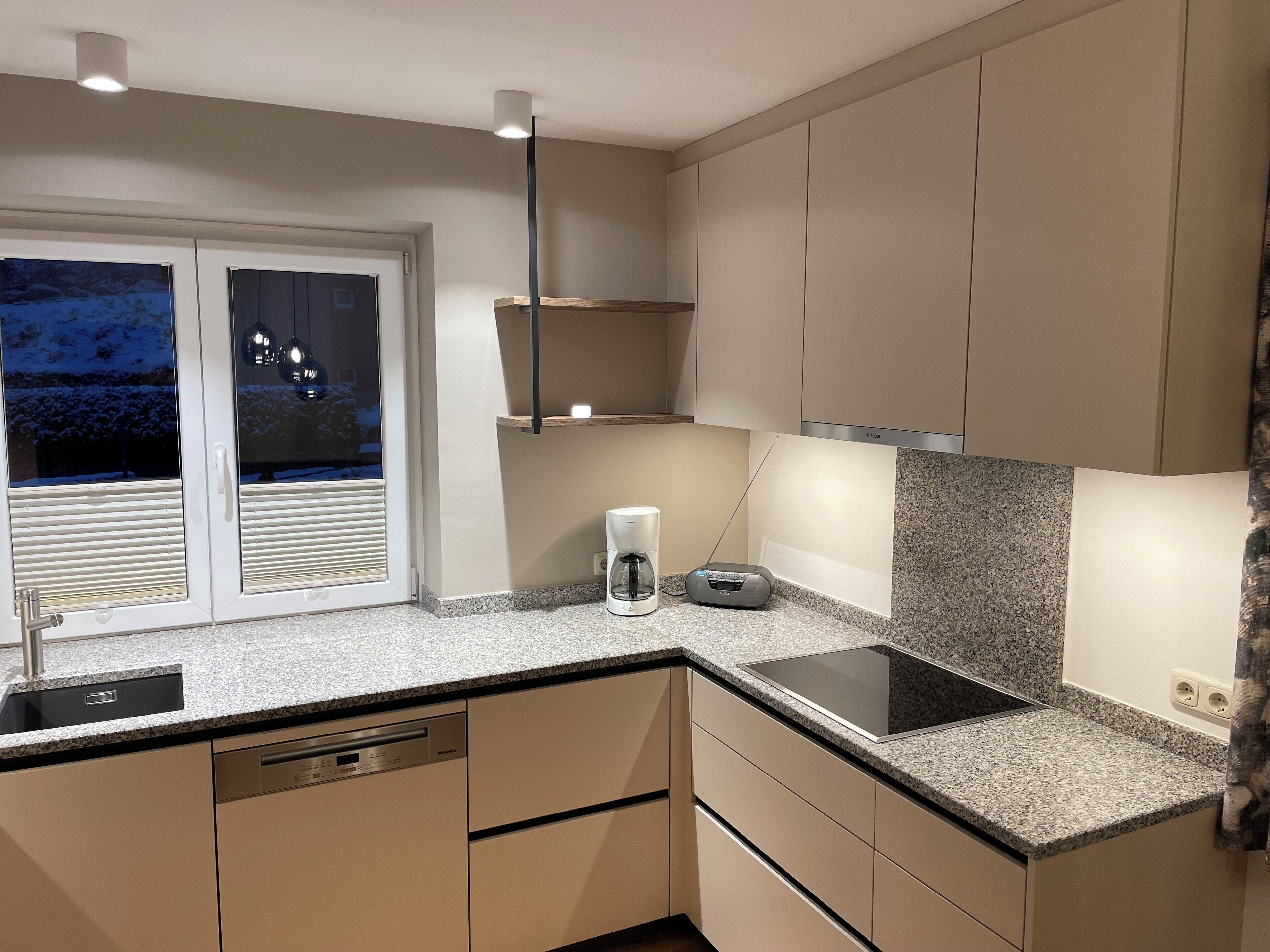 Sonnberg mit 2 Schlafzimmern, Gartenblick und 2 Balkonen | Cozinha privada | Geladeira grande, fogão, cooktop, lava-louças