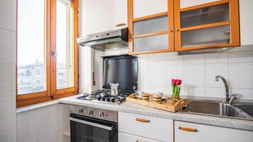 Apartamento Familiar, vários quartos (Casa Gialla) | Cozinha privada | Um frigorífico, um forno, uma placa de cozinha