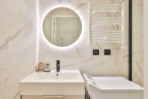 Apartamento | Casa de banho | Um secador de cabelo, toalhas fornecidas, champô 
