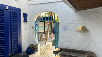 Quarto casal luxo, varanda, vista para a piscina | Terraço/pátio